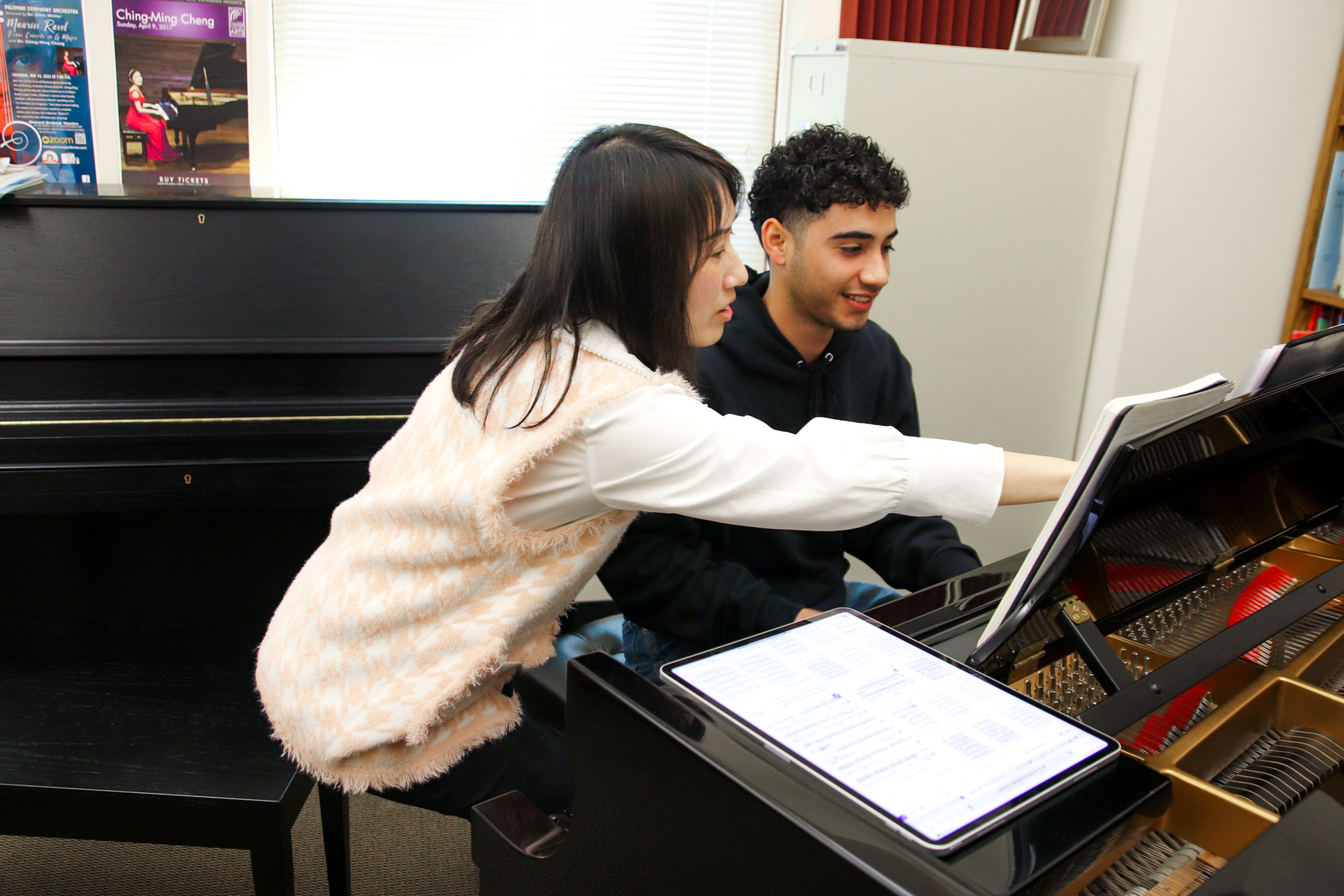 One Piano, Four Hands Concert to Reconnect Lifelong Friends