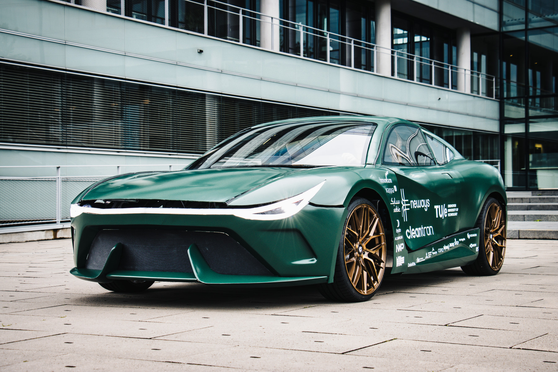 TU/e studententeam en Fontys Engineering printen samen auto