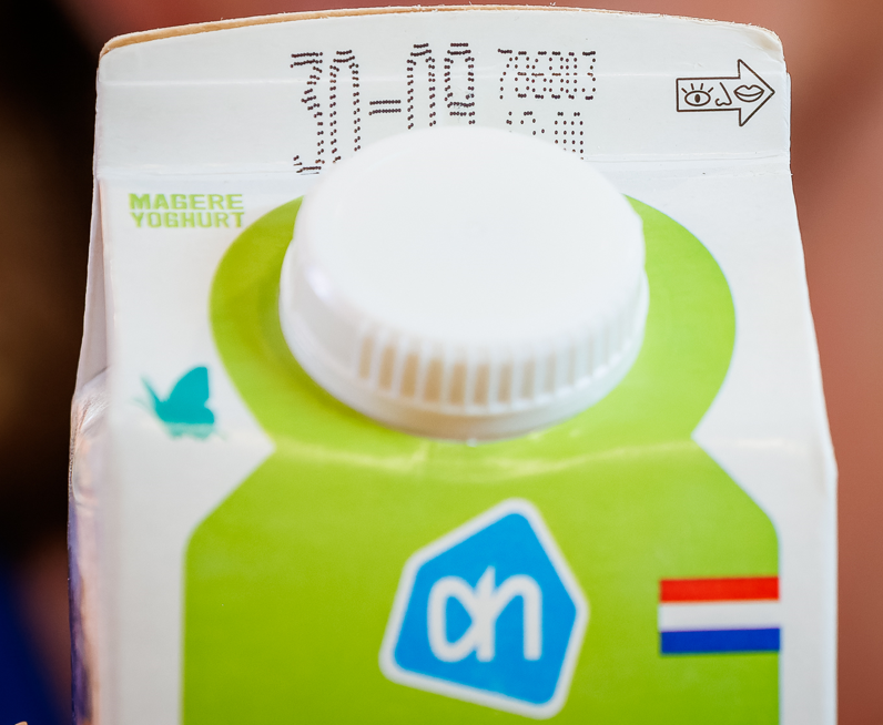 Introductie kijk, ruik en proef-logo op verpakkingen yoghurt en karnemelk