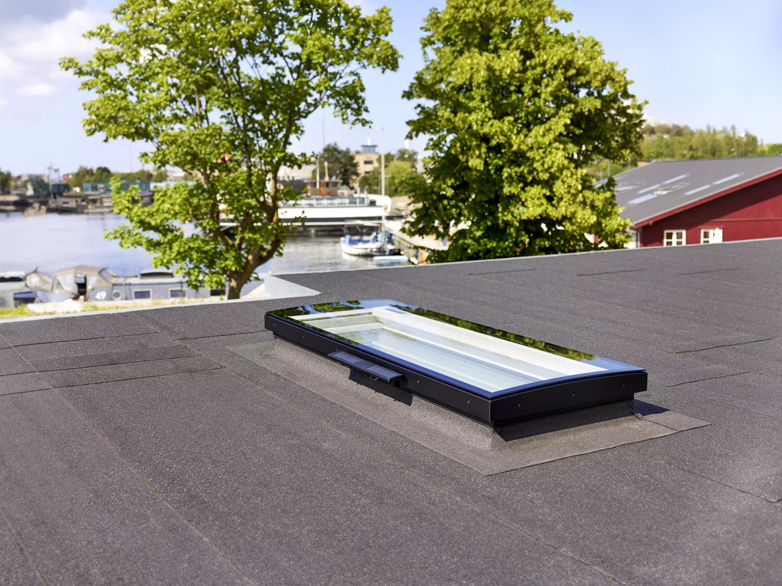 VELUX presenta la finestra maxi slim per tetti piani