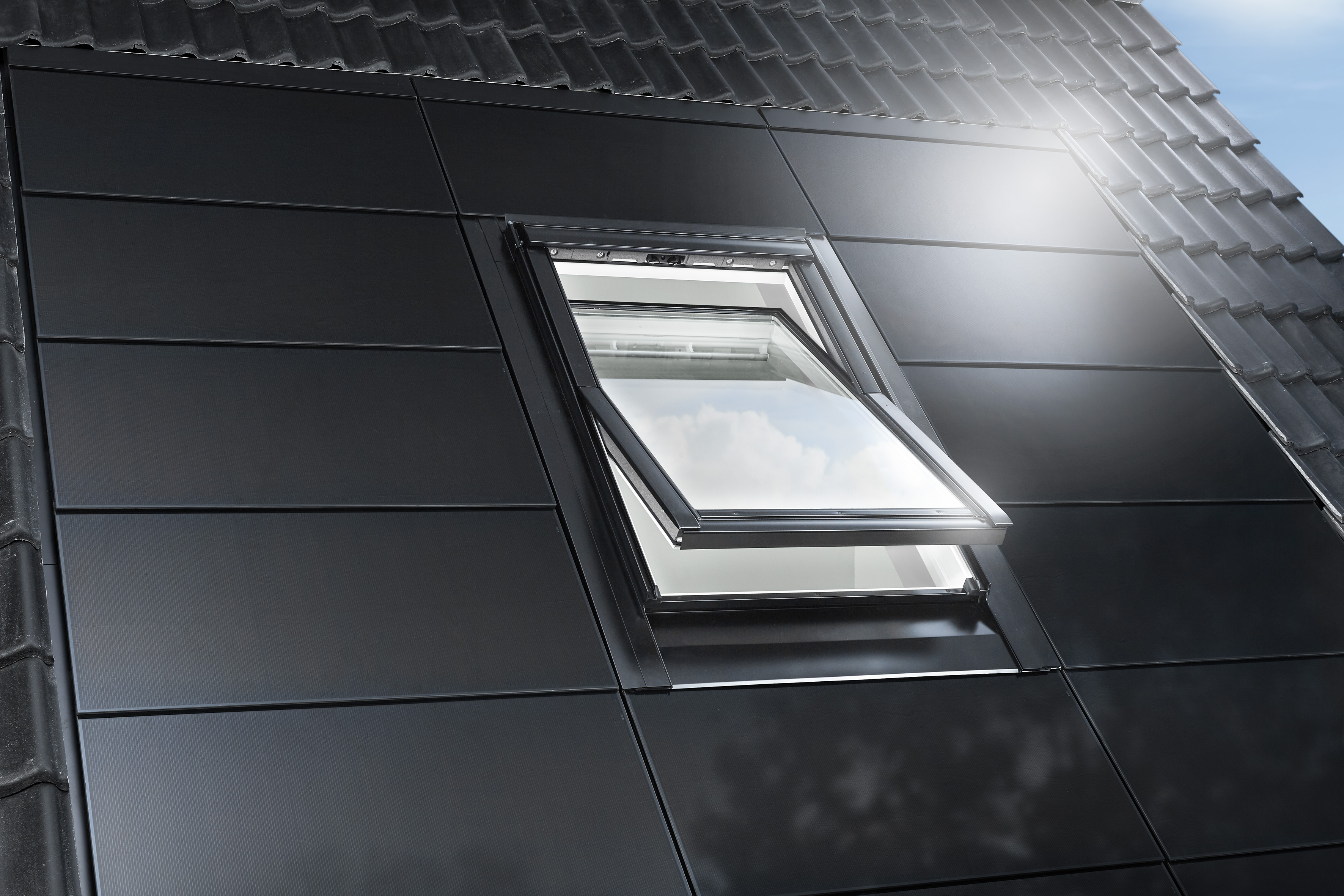 VELUX Solar Integrator integreert daglicht in zonnepaneeldak