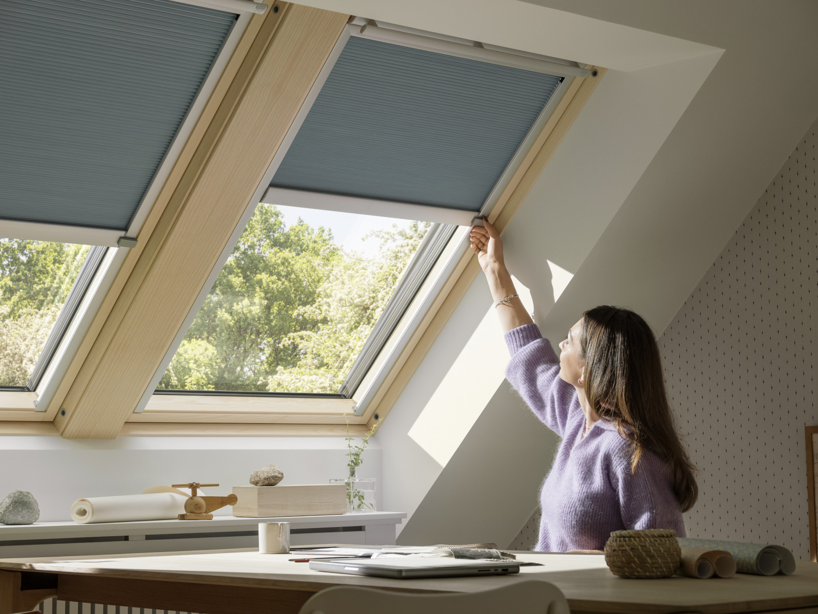 Nowe wewnętrzne rolety elektryczne i solarne VELUX