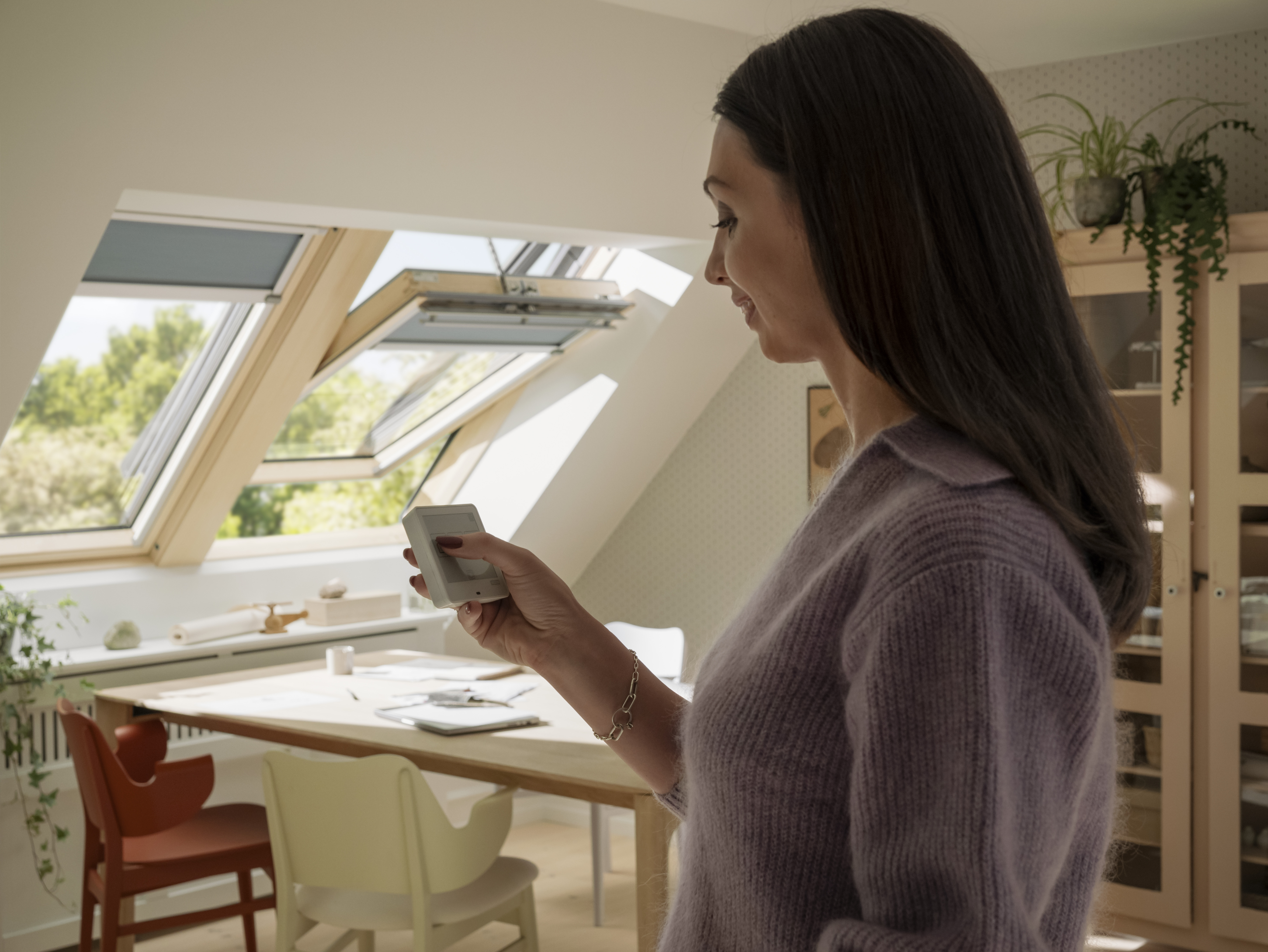 Nowe wewnętrzne rolety elektryczne i solarne VELUX