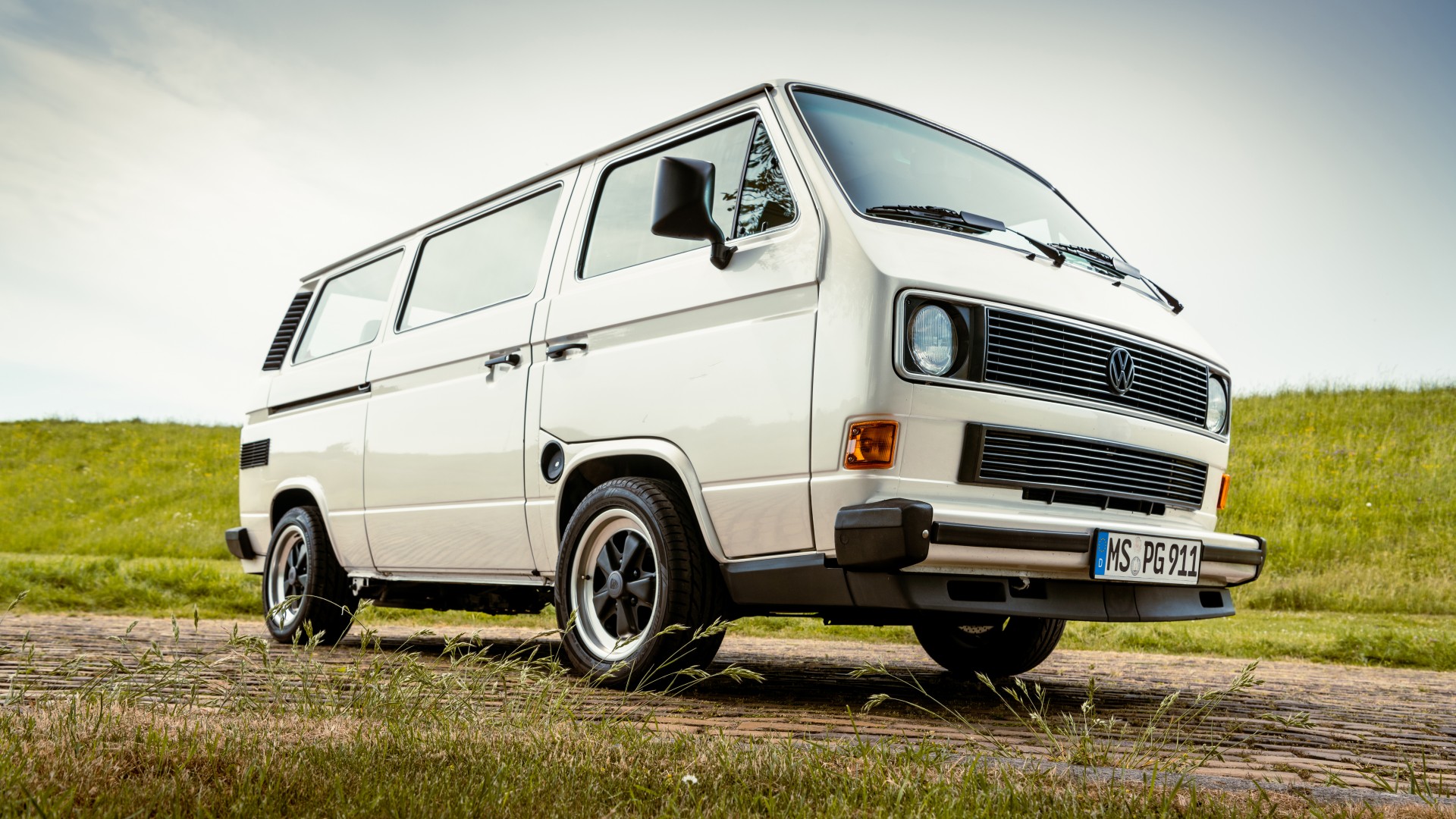 Porsche feliciteert Volkswagen met jarige bus