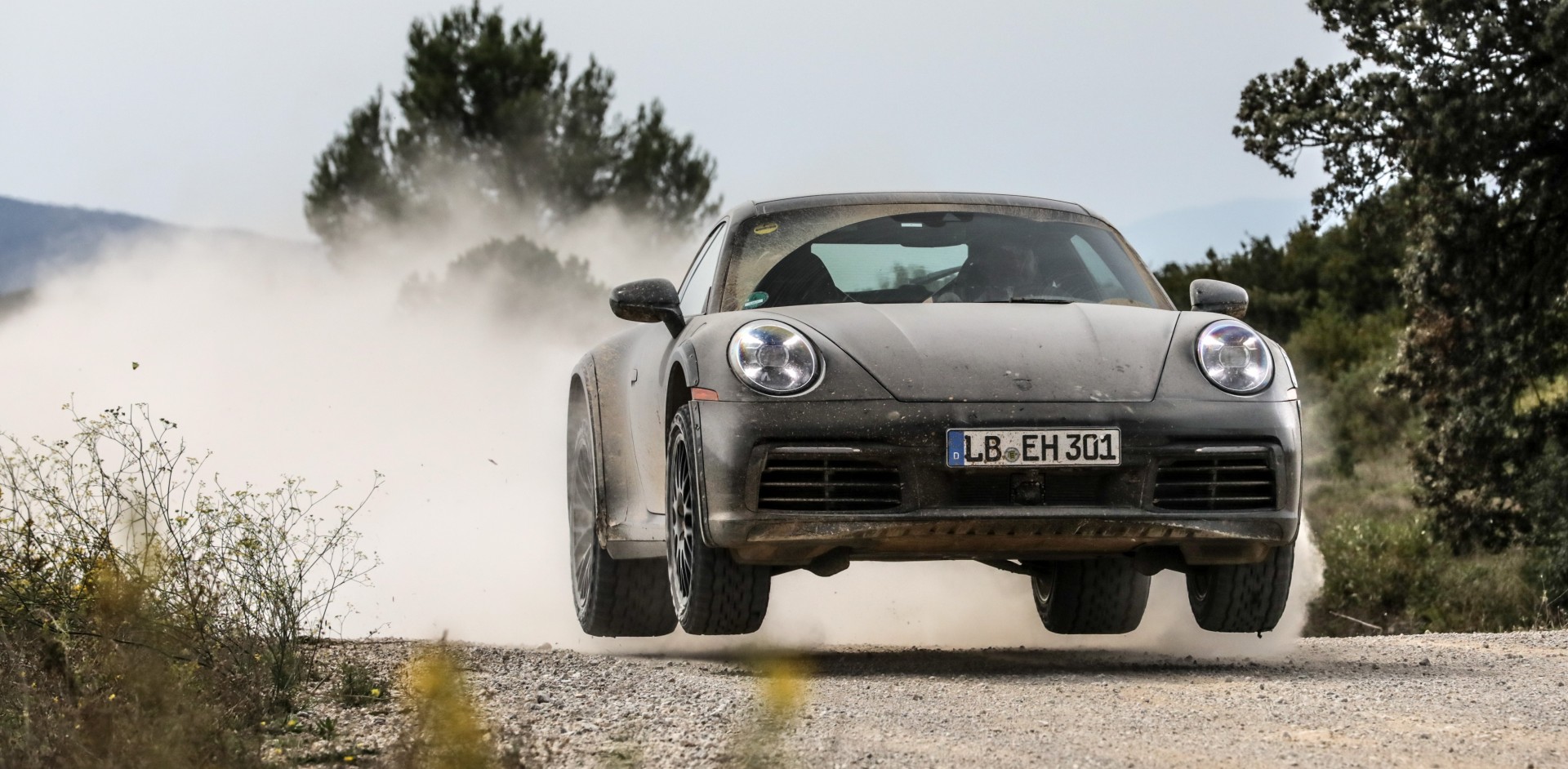 Porsche 911 Dakar bewijst zich op gravel, zand en sneeuw