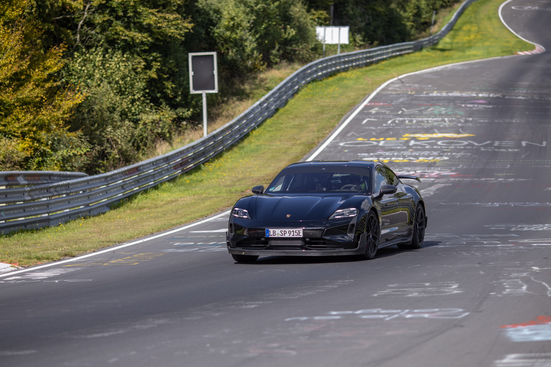 Voorserie Porsche Taycan 26 seconden sneller op de Nürburgring ...