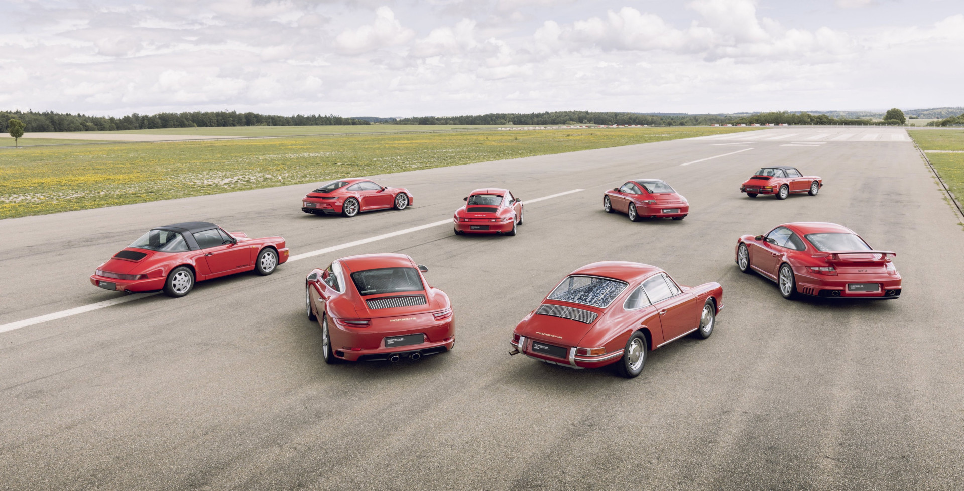 In beeld: groepsportret van acht generaties Porsche 911