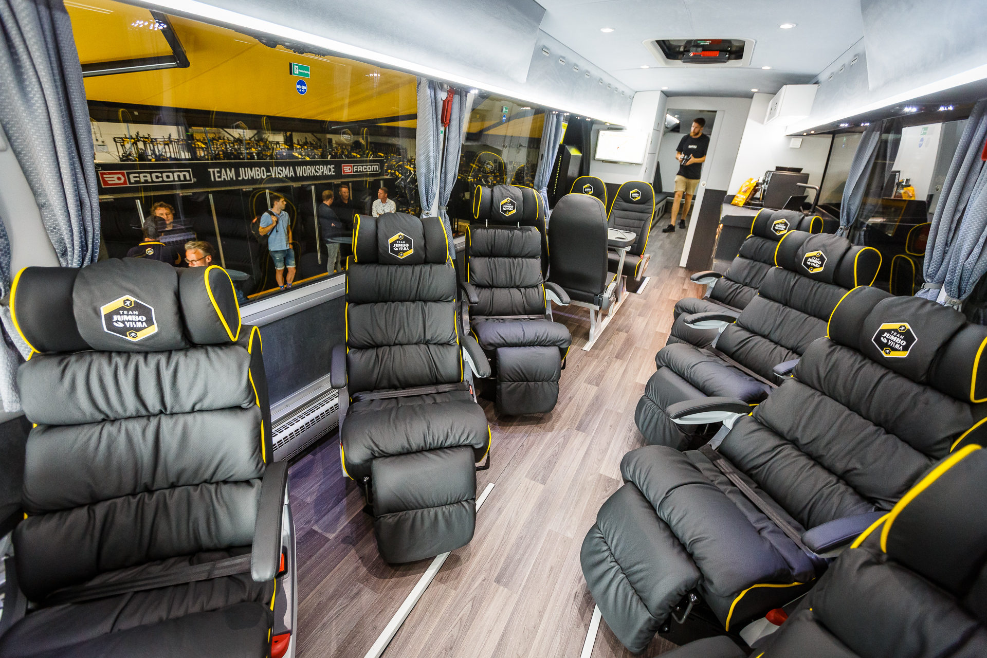 Klaar voor de start van de Vuelta: nieuwe MAN teambus voor Team Jumbo-Visma