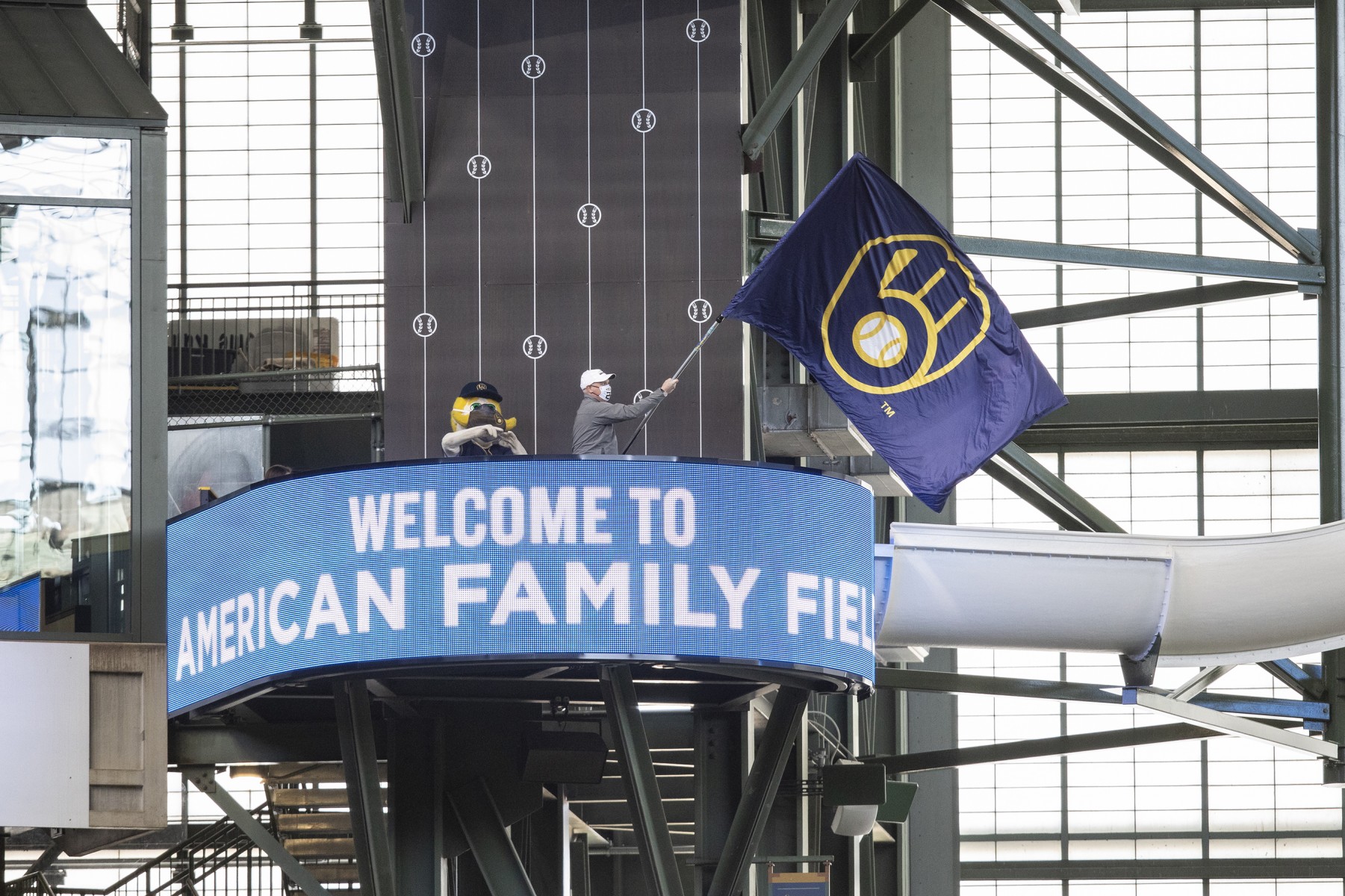 Salzwedel flag waving Photo by Scott Paulus