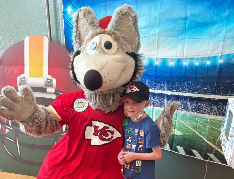 KMBC 9: KC Wolf visits Children's Mercy for Chiefs kickoff party
