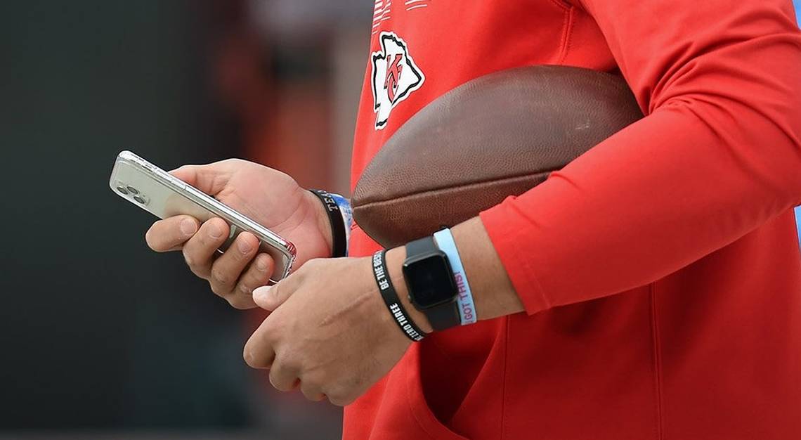 A girl with a brain tumor gave Patrick Mahomes a bracelet