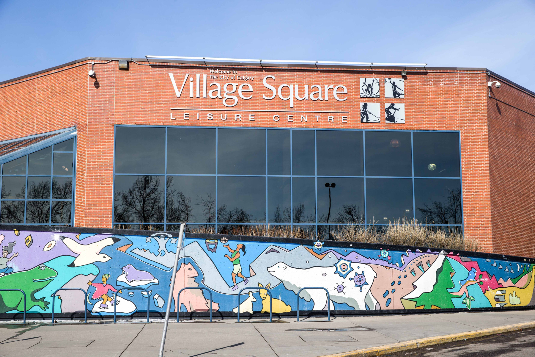 City community social worker bridges communities through sign language ...