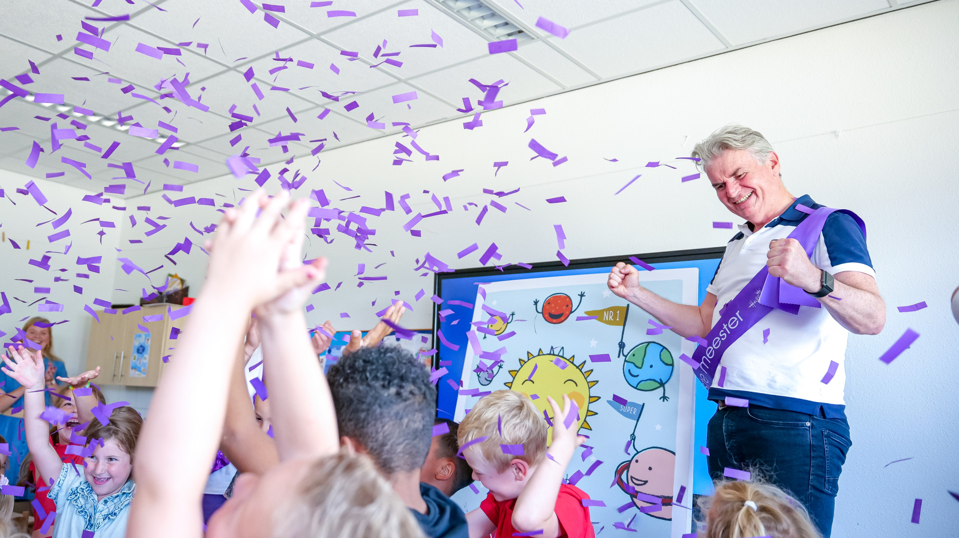 Meester Lyon van de Hubertusschool in Herten wint verkiezing leukste ...