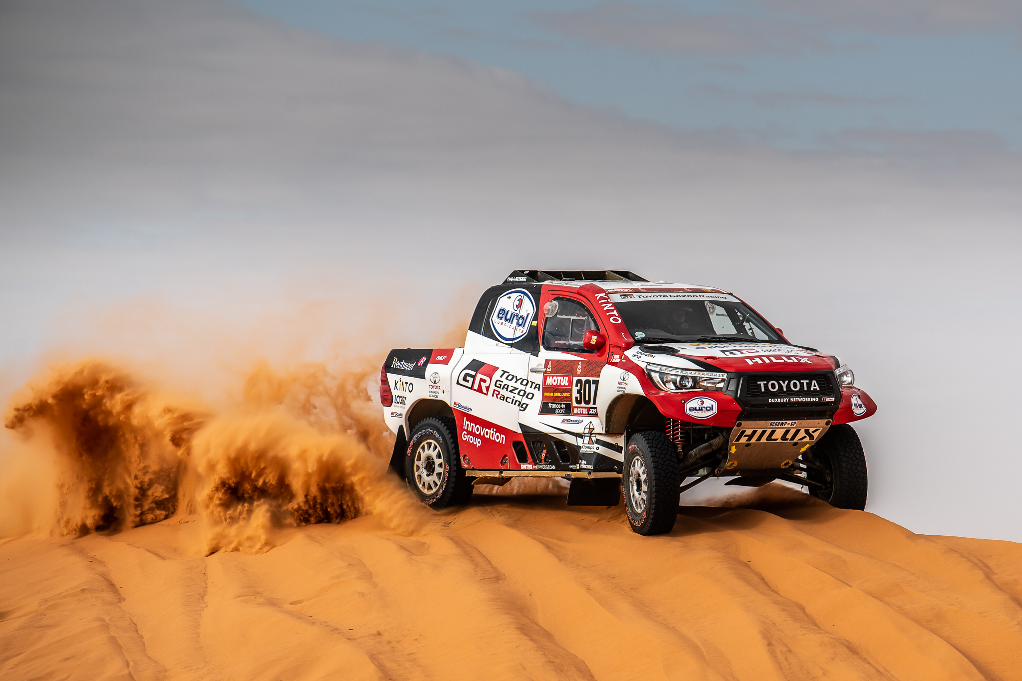 Top 8 for TOYOTA GAZOO Racing crews on Dakar stage 6