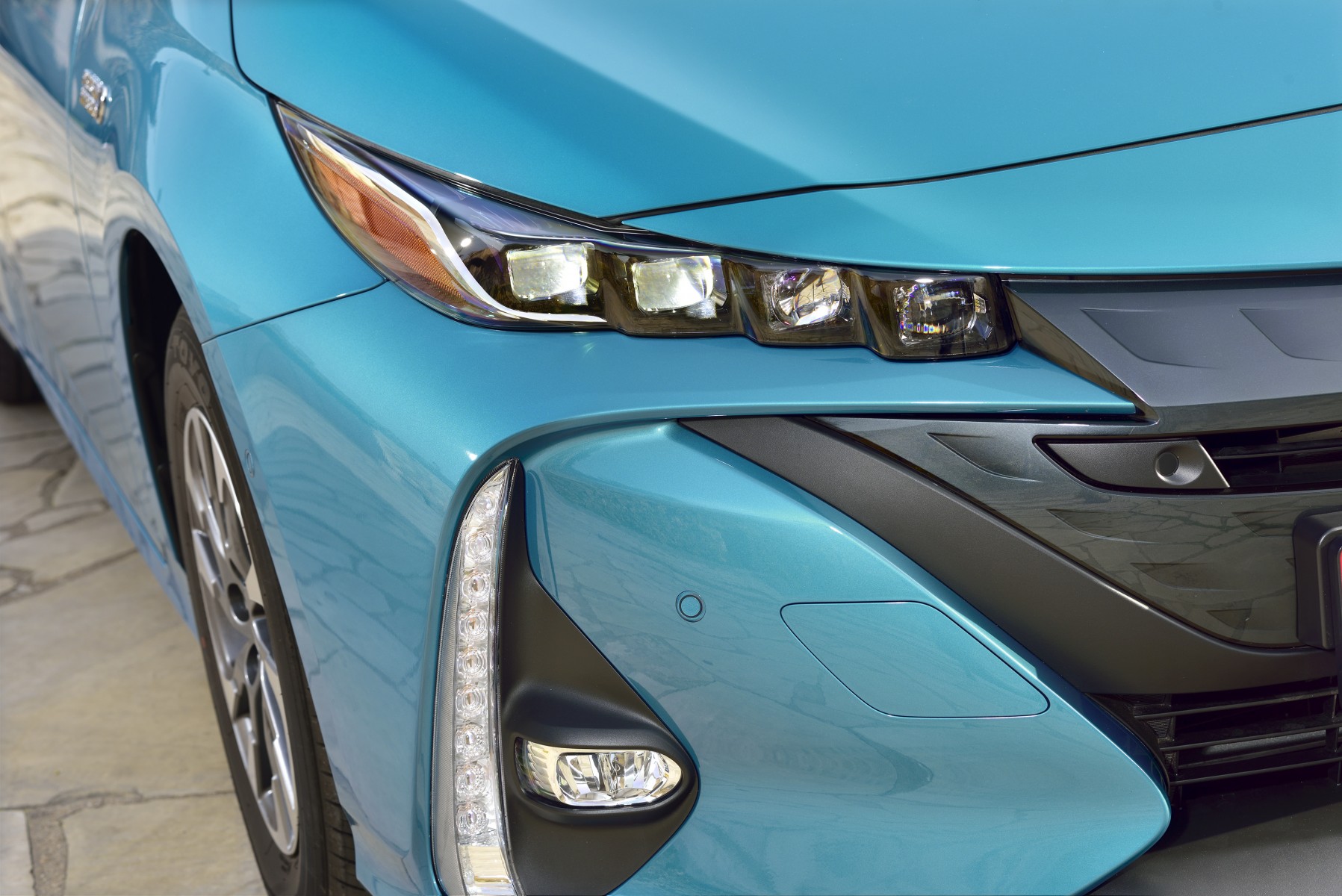 2017-prius-phv-aqua-detail-06.jpg