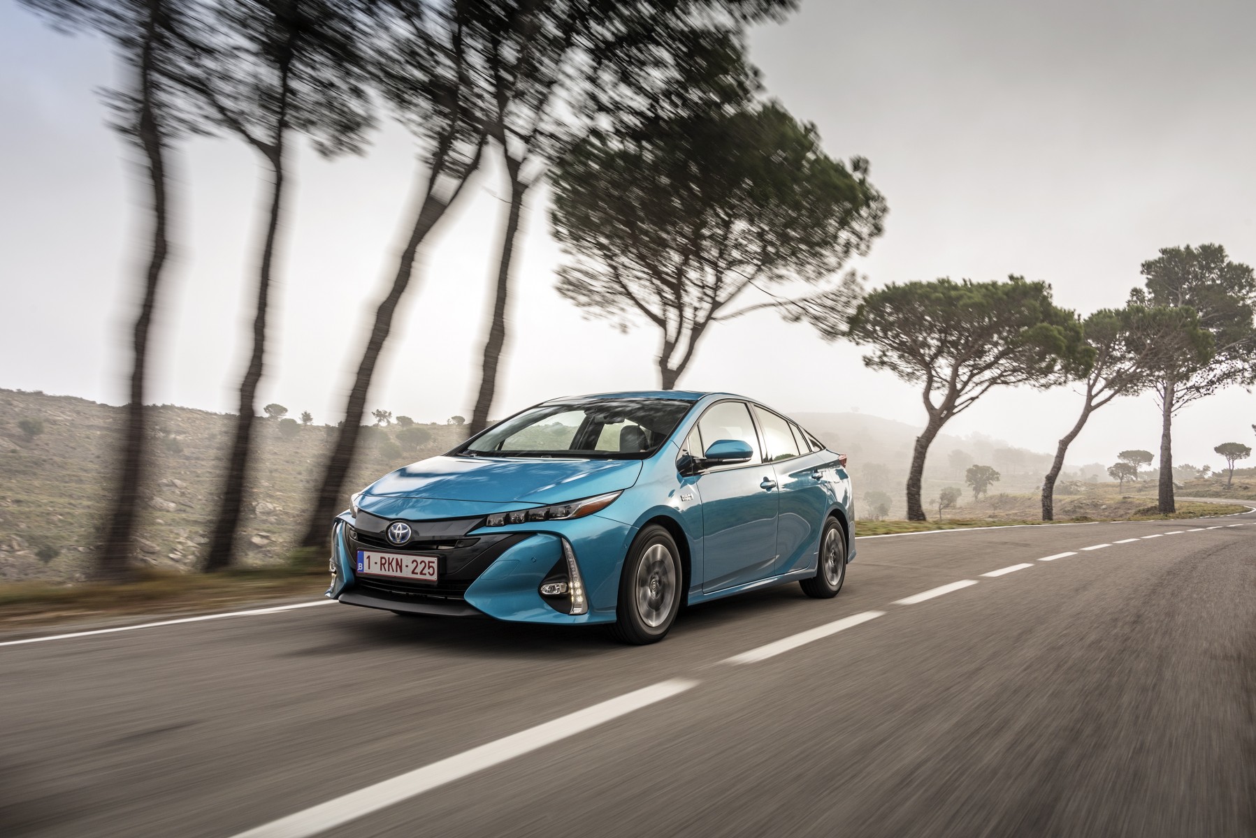 2017-prius-phv-aqua-dynamic-04.jpg