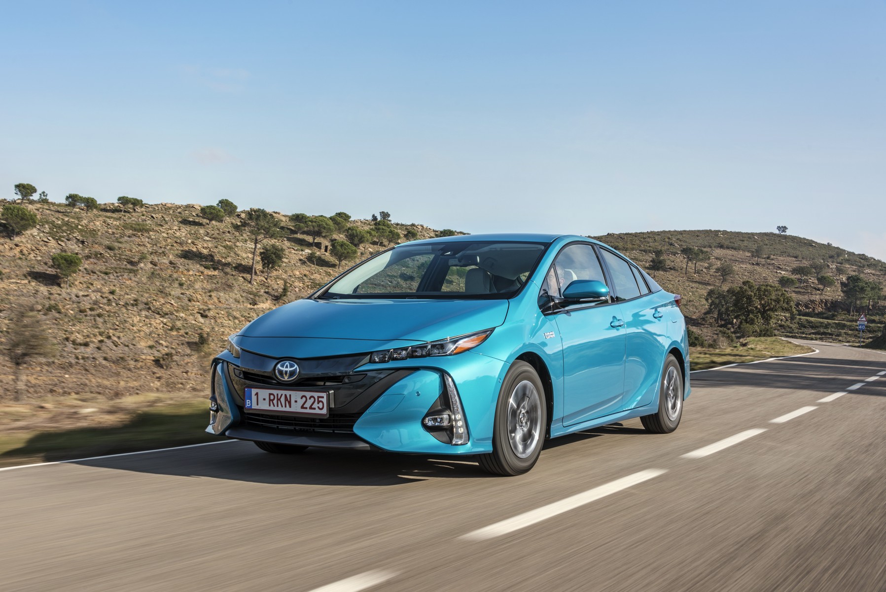 2017-prius-phv-aqua-dynamic-10.jpg