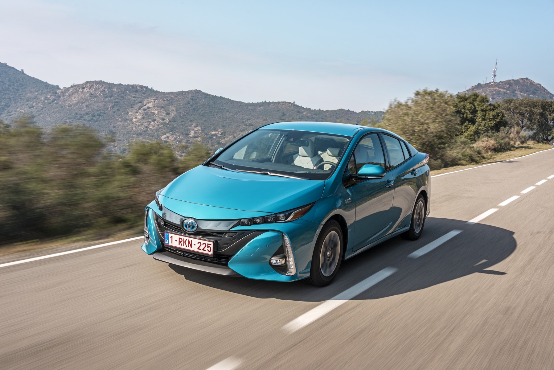 2017-prius-phv-aqua-dynamic-15.jpg