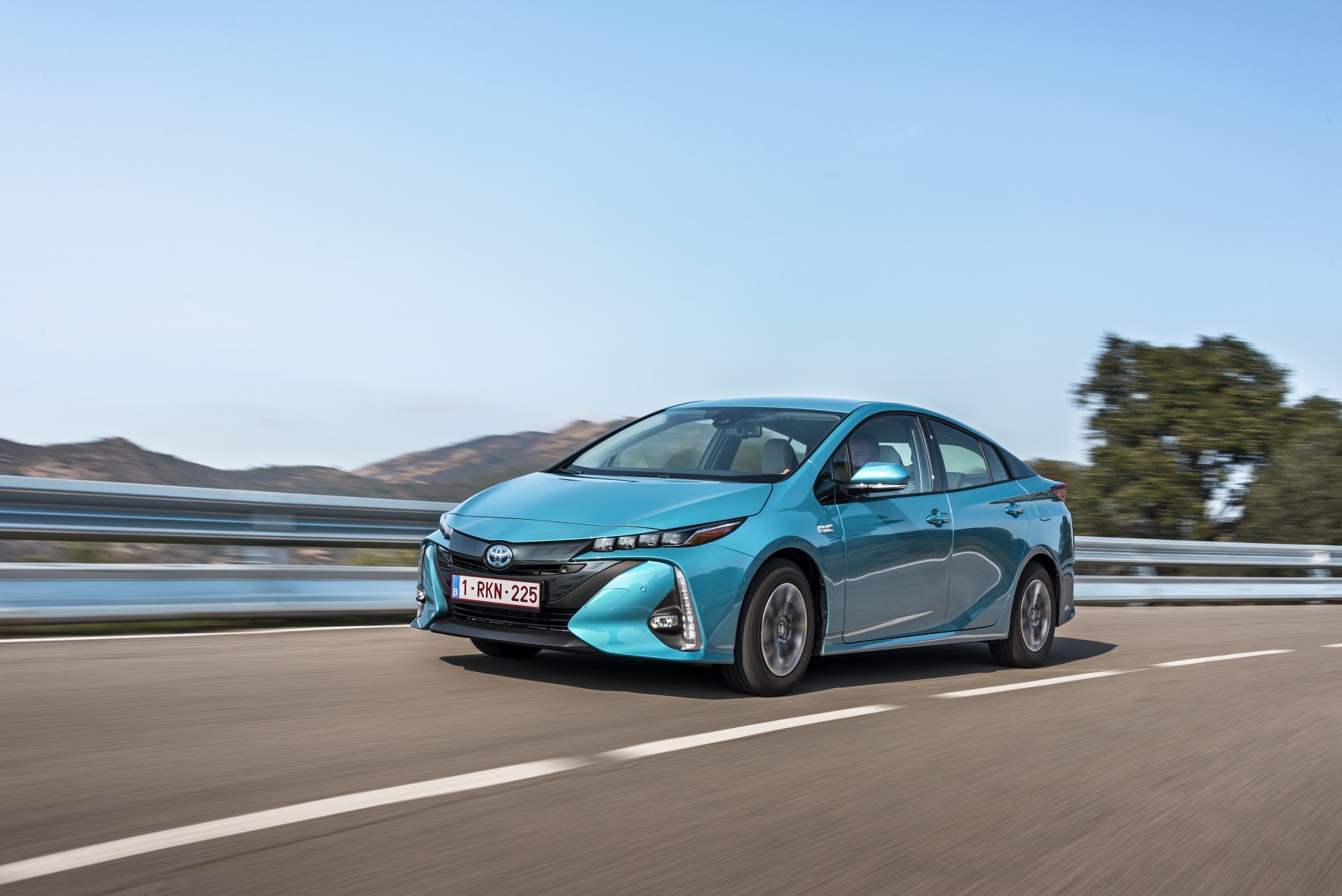 2017-prius-phv-aqua-dynamic-17.jpg