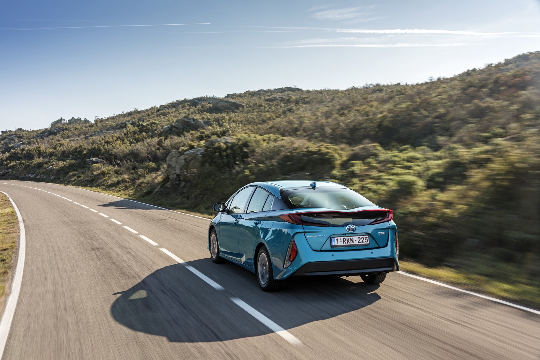 2017-prius-phv-aqua-dynamic-21.jpg