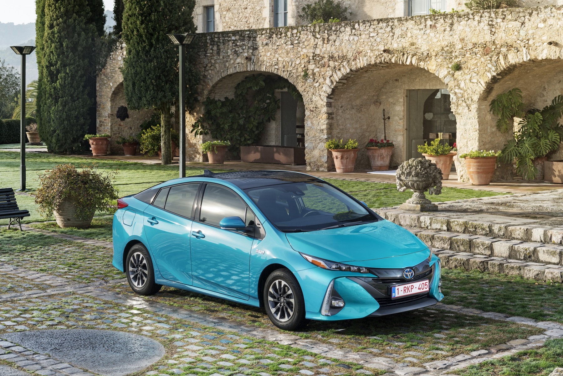 2017-prius-phv-aqua-static-01.jpg