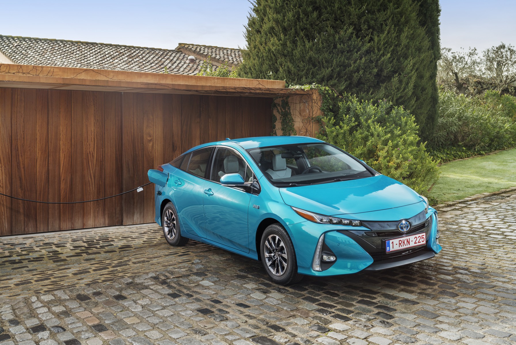 2017-prius-phv-aqua-static-03.jpg