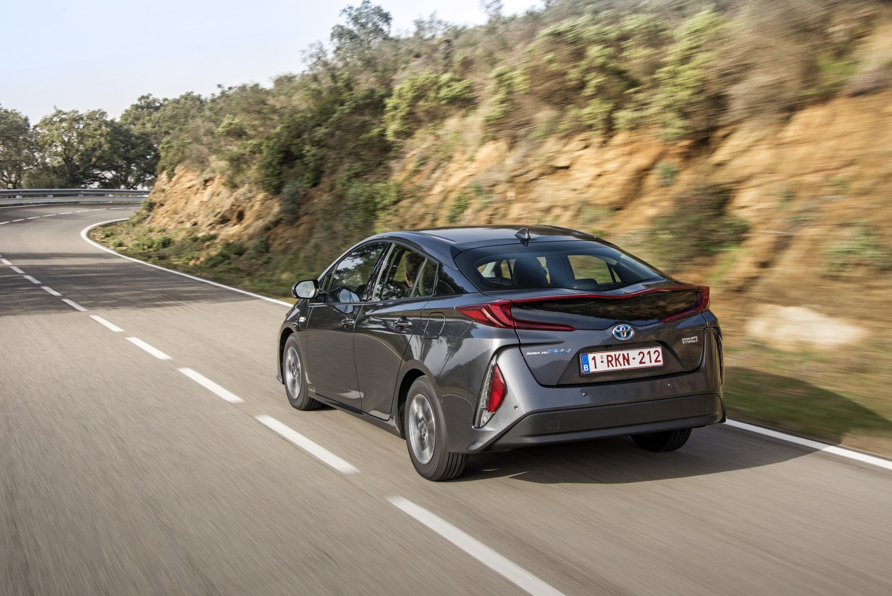 2017-prius-phv-grey-dynamic-01.jpg