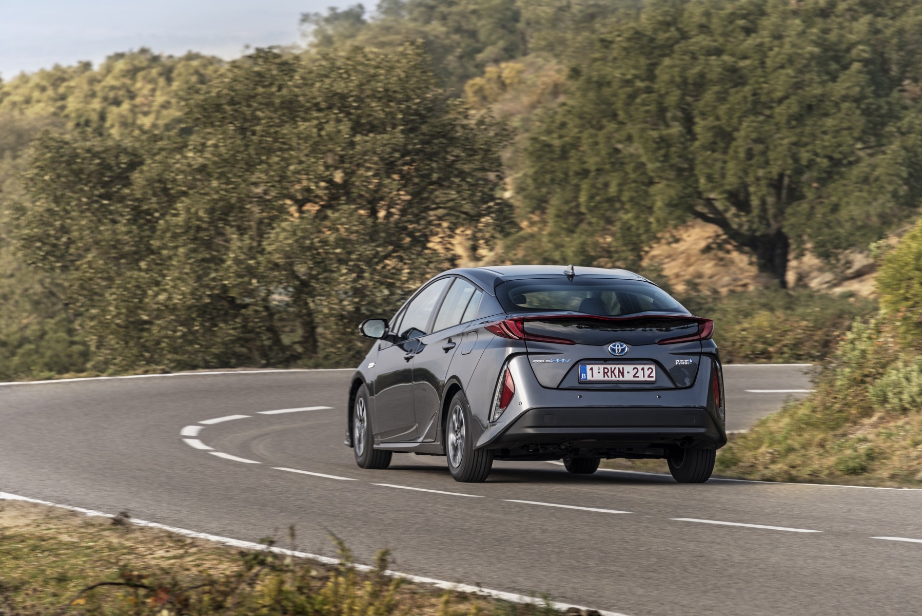 2017-prius-phv-grey-dynamic-25.jpg