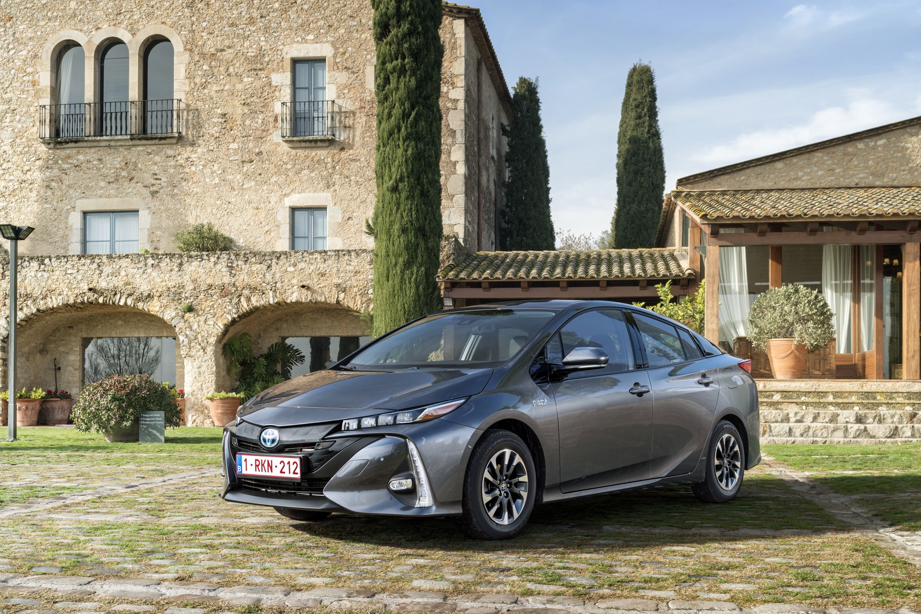 2017-prius-phv-grey-static-02.jpg