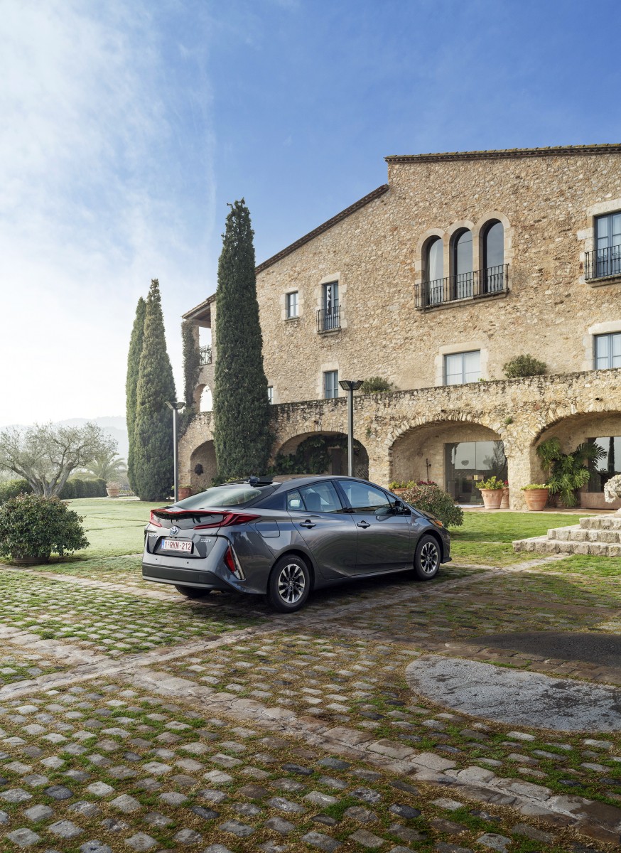 2017-prius-phv-grey-static-03.jpg