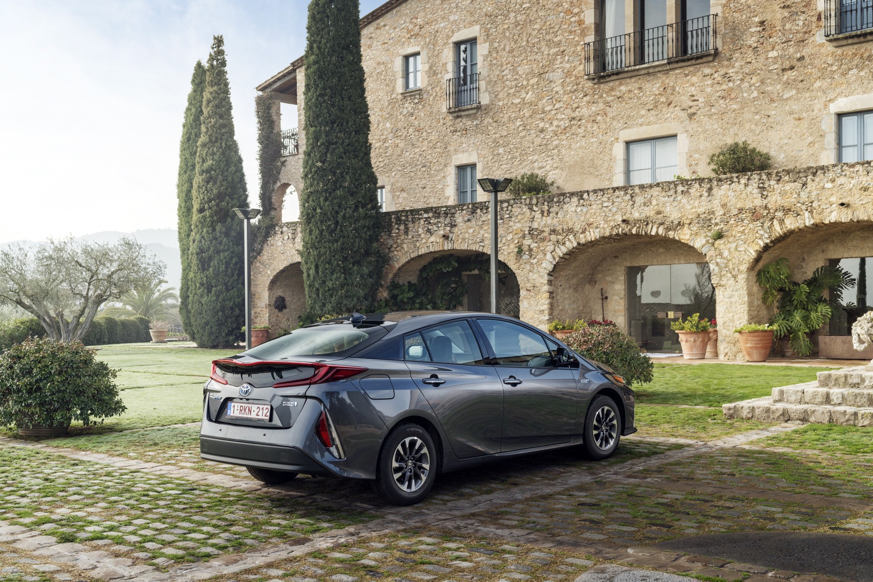 2017-prius-phv-grey-static-04.jpg