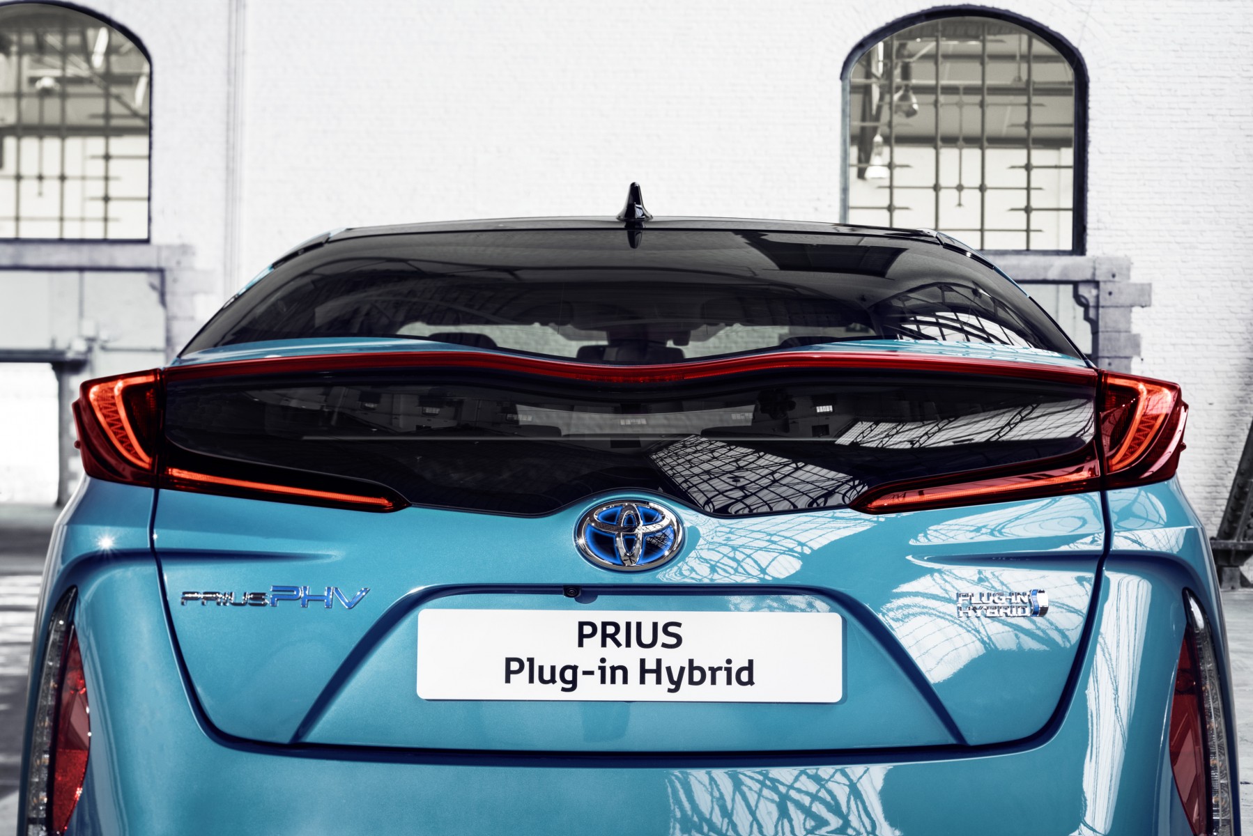 2017-prius-plug-in-hybrid-det-07.jpg