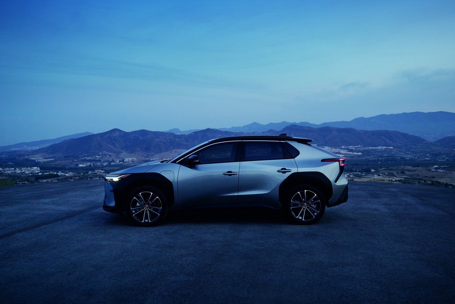 TOY_bZ4X_2021_PRELAUNCH_HUB_BRAND_IMG_KV_Profile_night[1]
