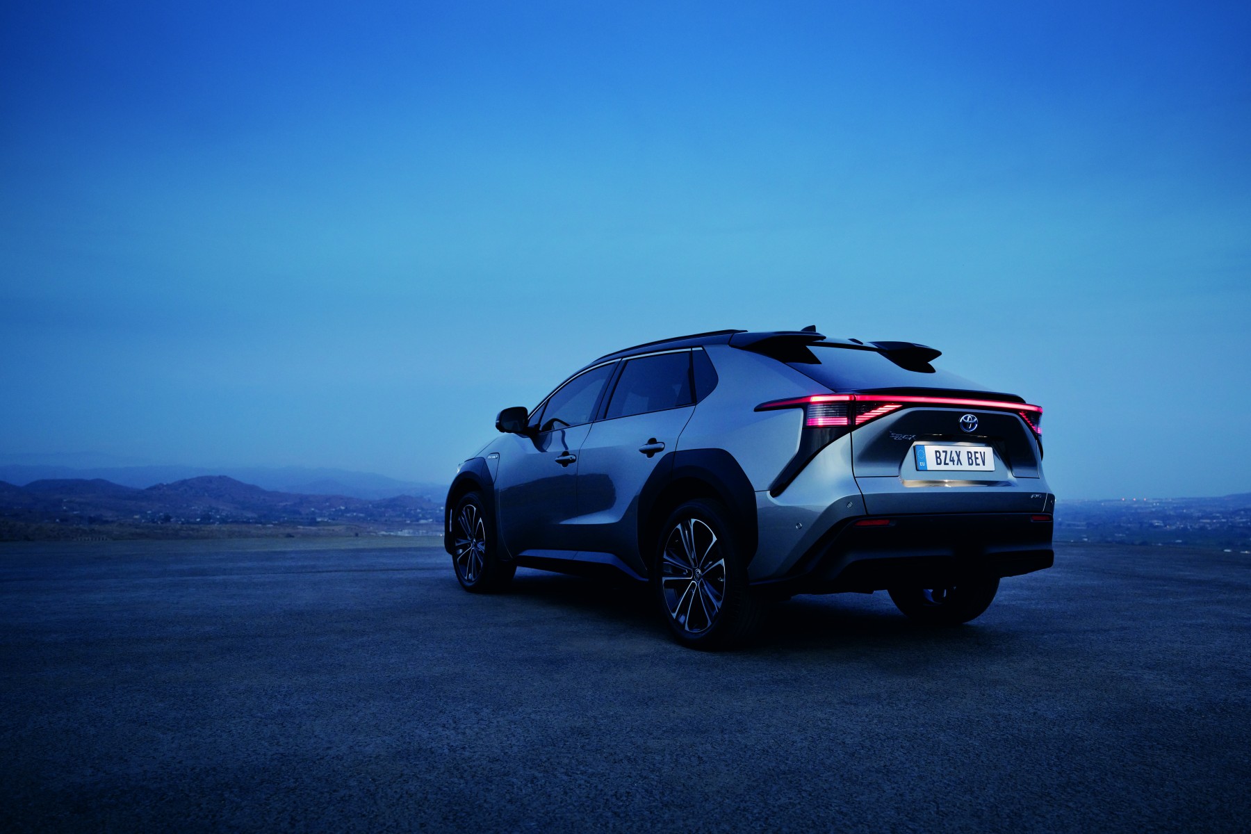 TOY_bZ4X_2021_PRELAUNCH_HUB_BRAND_IMG_KV_Rear34_night[1]