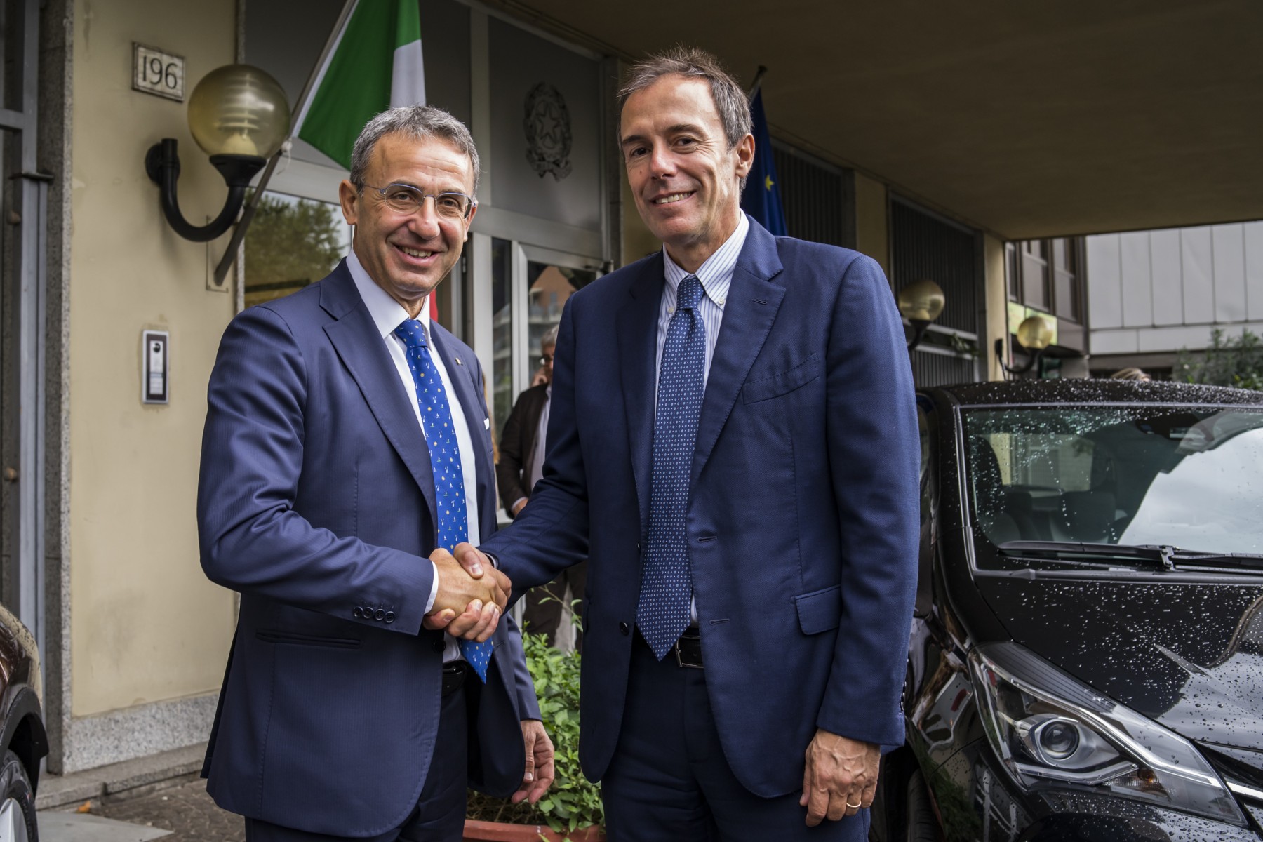 MOBILITÀ SOSTENIBILE: CONSEGNATE AL MINISTRO COSTA DUE AUTOMOBILI ...