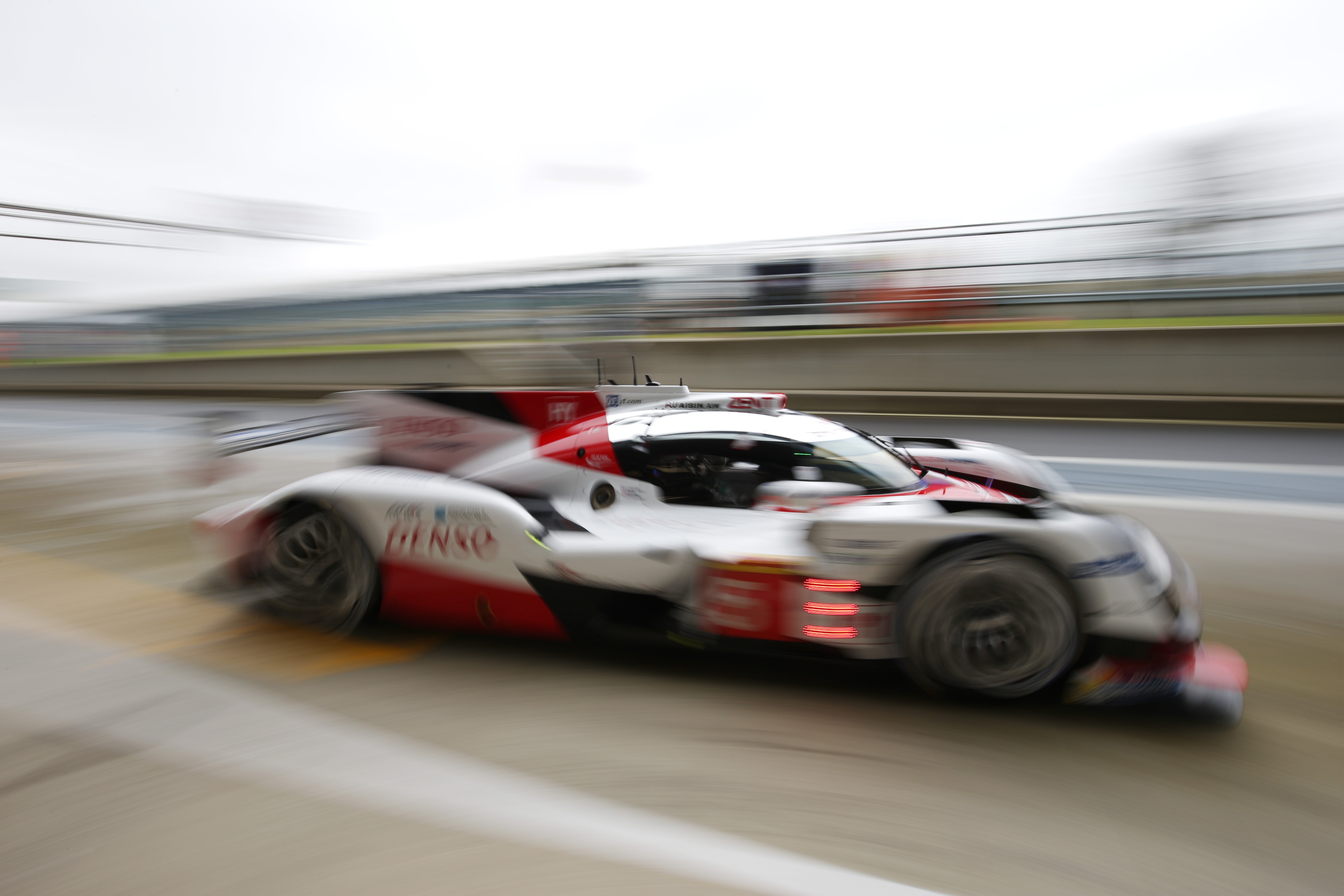TOYOTA GAZOO RACING DÉBUTE LA SAISON WEC 2016 PAR UN PODIUM