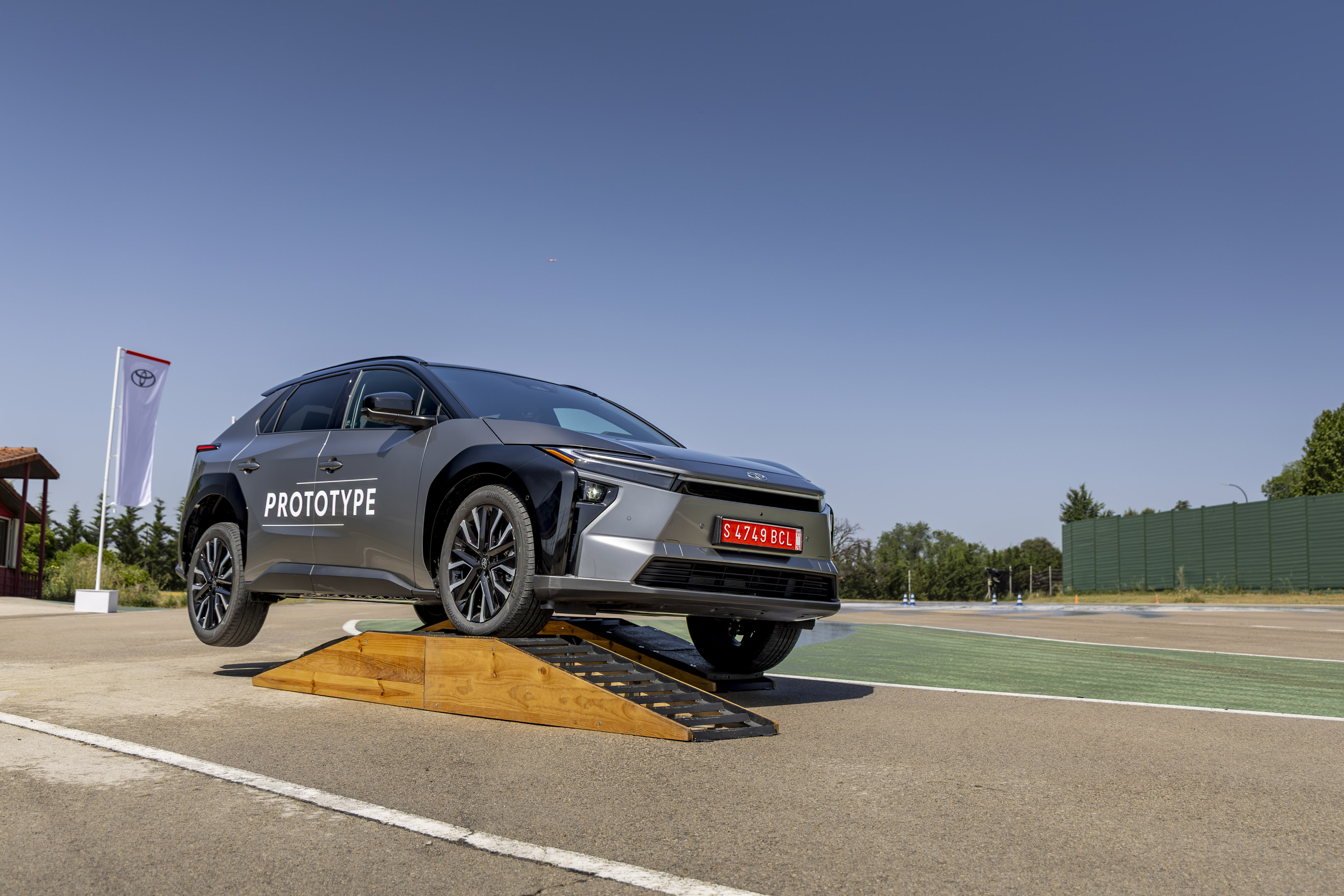 GUIDA DEI PRIMI PROTOTIPI DEL NUOVO TOYOTA bZ4X