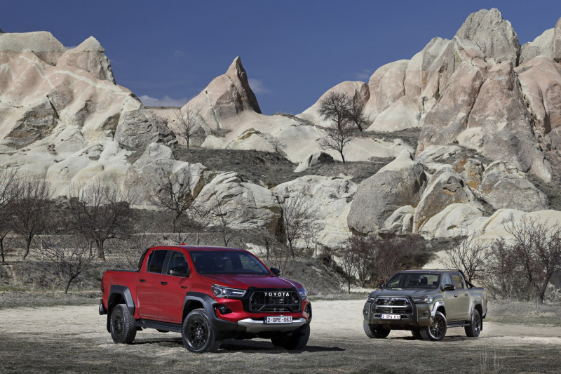 LA LEGGENDA CRESCE: ARRIVA IL TOYOTA HILUX HYBRID 48V E GR SPORT II
