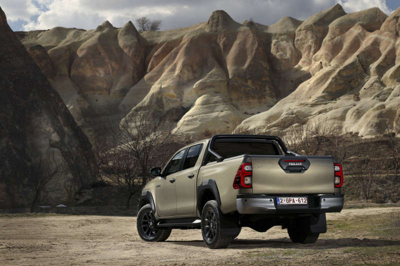 LA LEGGENDA CRESCE: ARRIVA IL TOYOTA HILUX HYBRID 48V E GR SPORT II