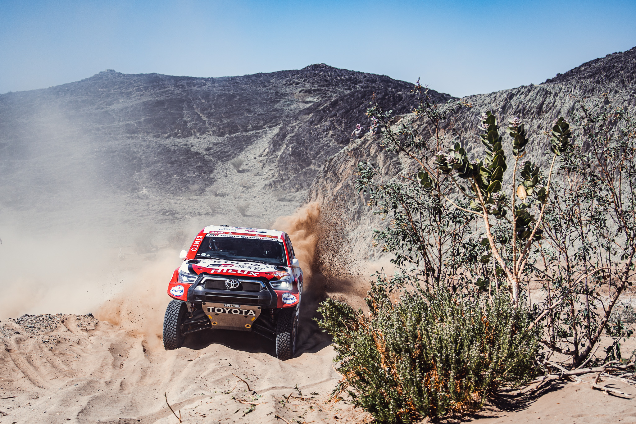 TOYOTA GAZOO Racing crews survive challenging Dakar opening stage