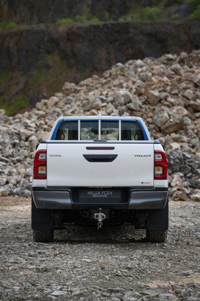 TOYOTA HILUX A CELLE A COMBUSTIBILE DI IDROGENO