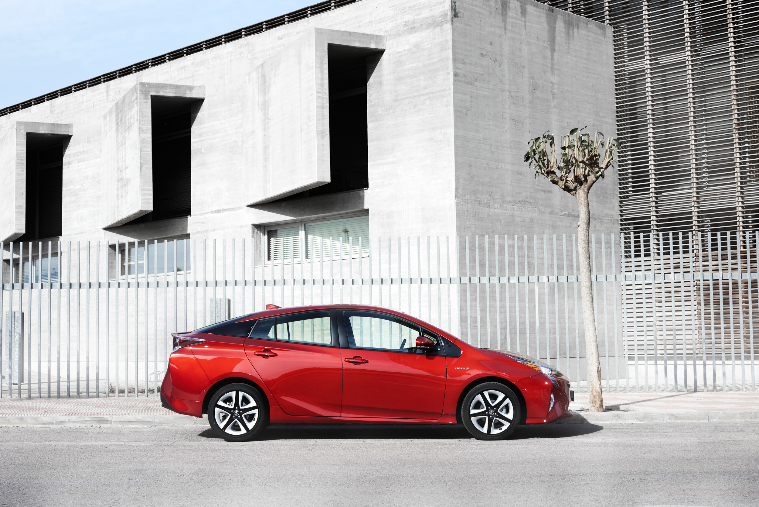 NOUVELLE TOYOTA PRIUS : LE RENOUVEAU D’UNE PIONNIÈRE