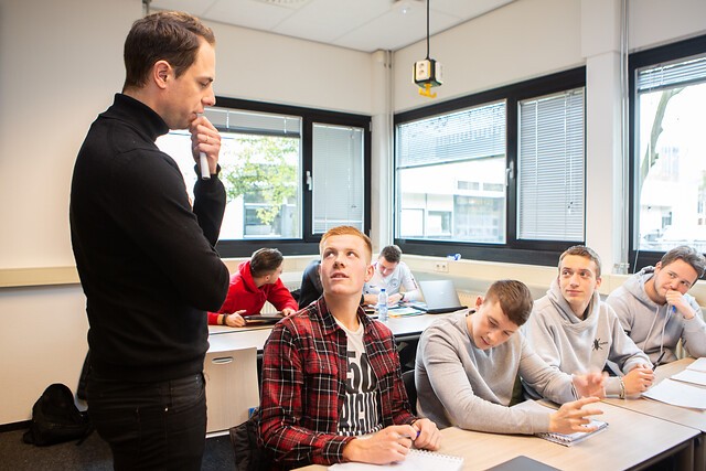 Voor de klas staan vraagt om snel denken en doen