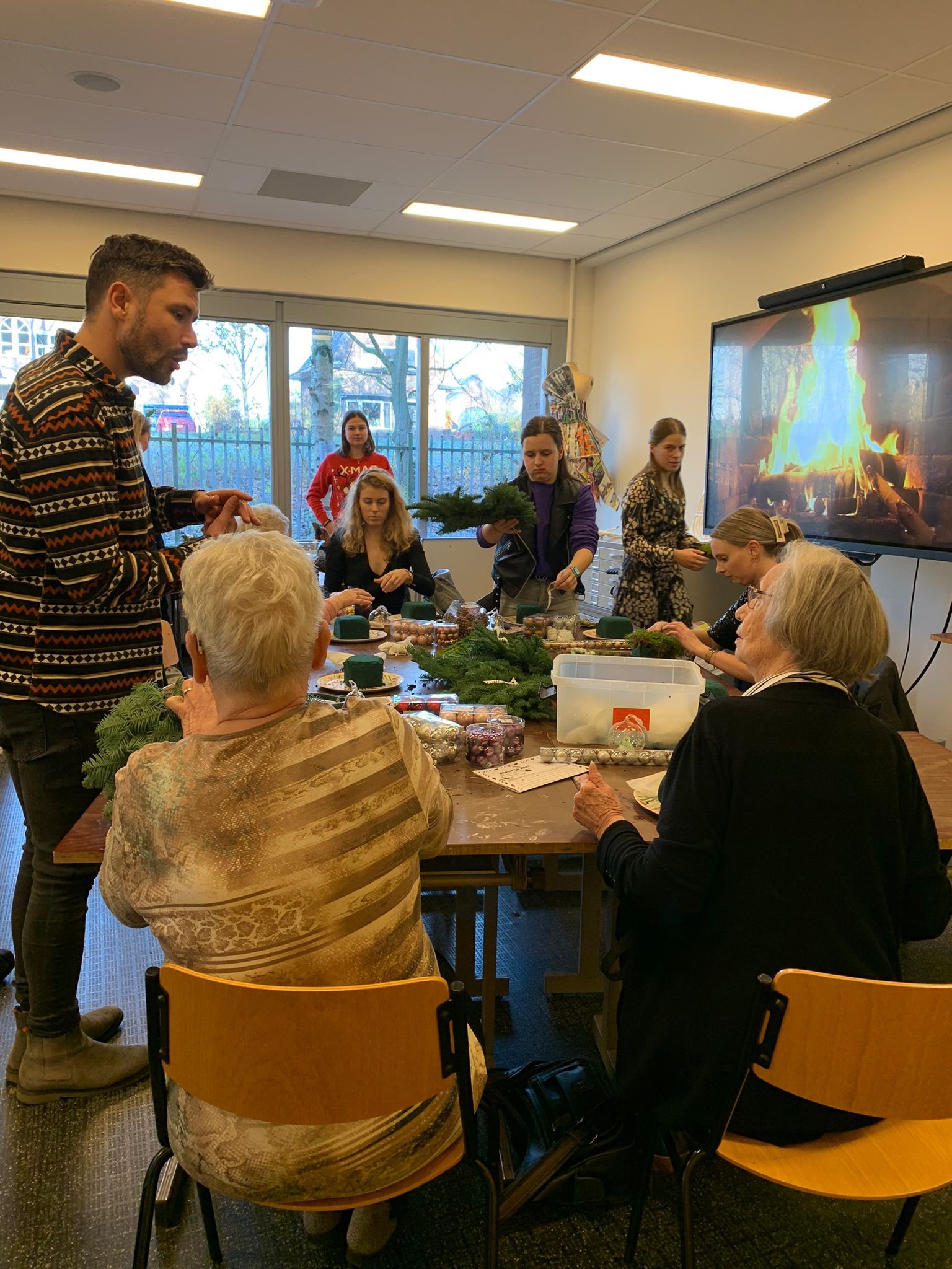 Pabostudenten zoeken verbinding met ouderen bij kerstviering