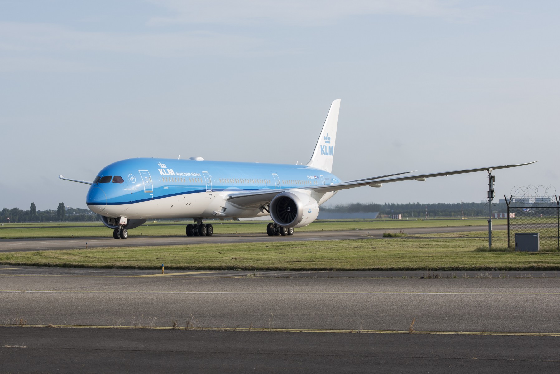 KLM welcomes new Boeing 787 Dreamliner and Embraer 175 today
