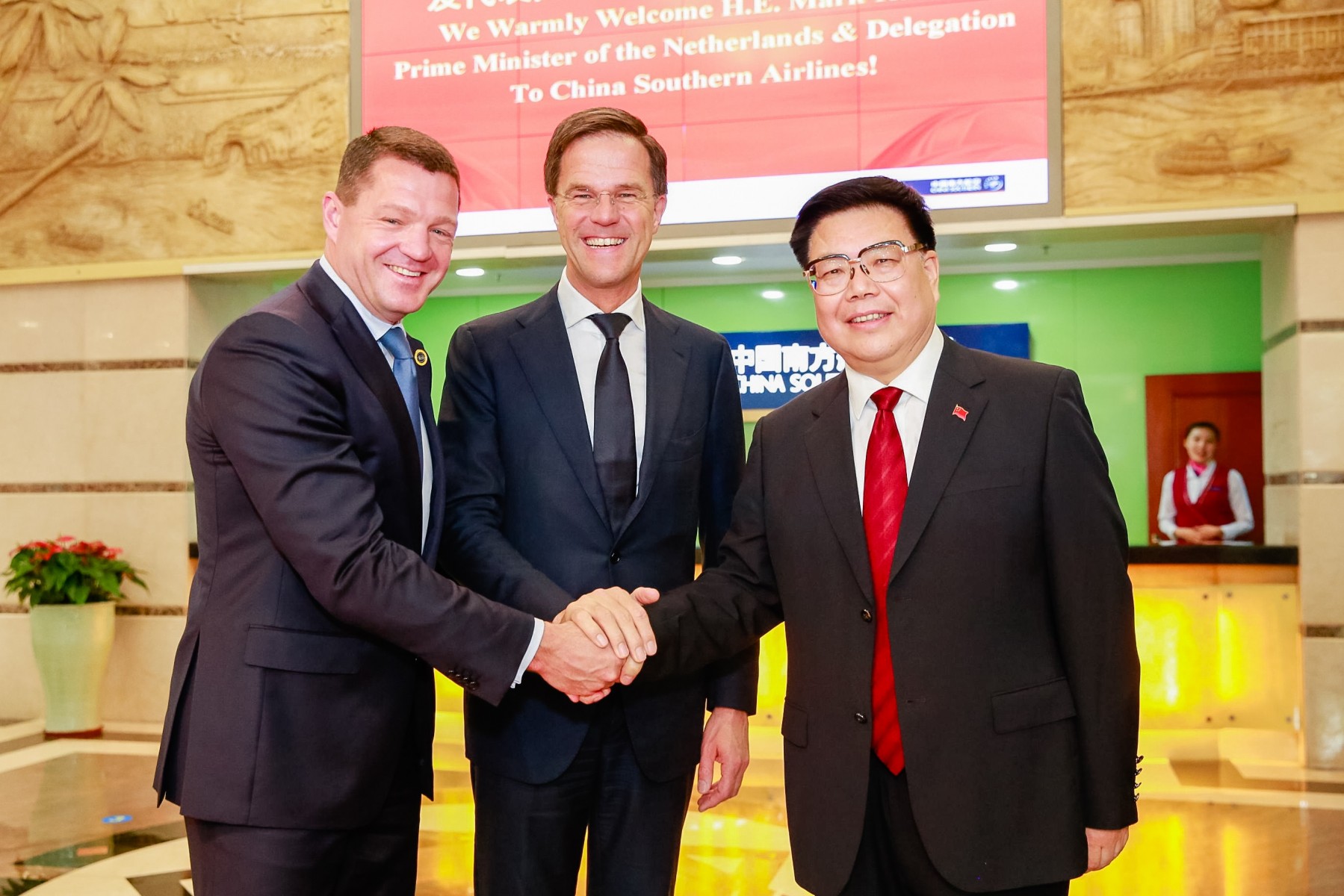 KLM CEO en premier Rutte op bezoek bij China Southern