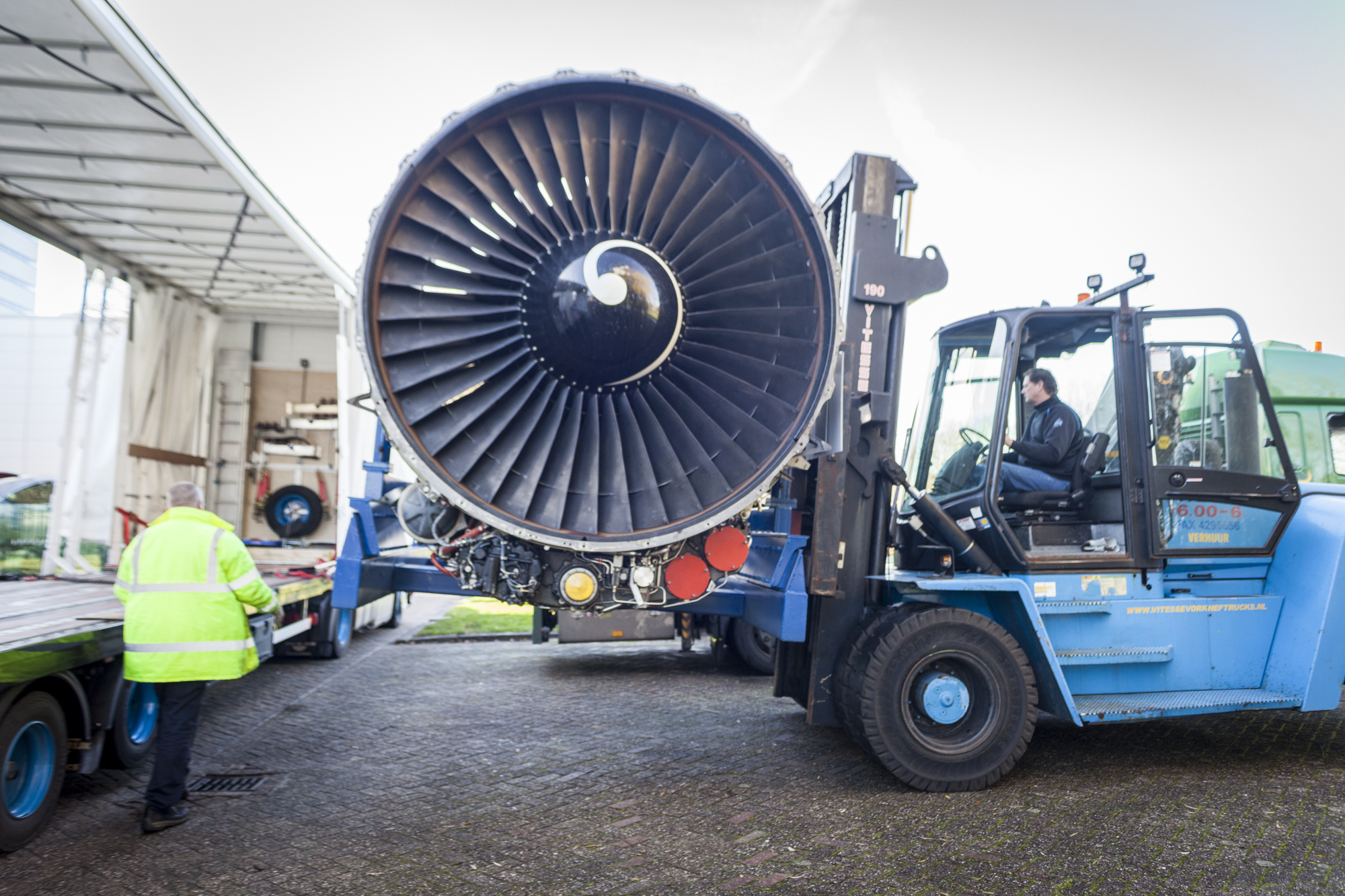 KLM donates CF6-50 engine to Delft University of Technology