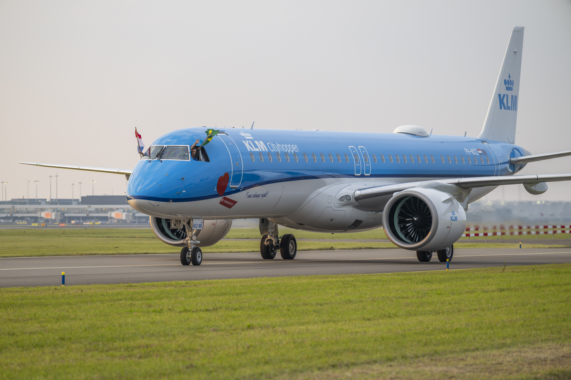KLM Cityhopper Welcomes 25th Embraer 195-E2