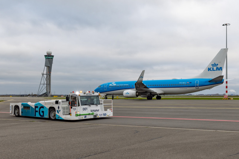 First KLM passenger flight with Taxibot