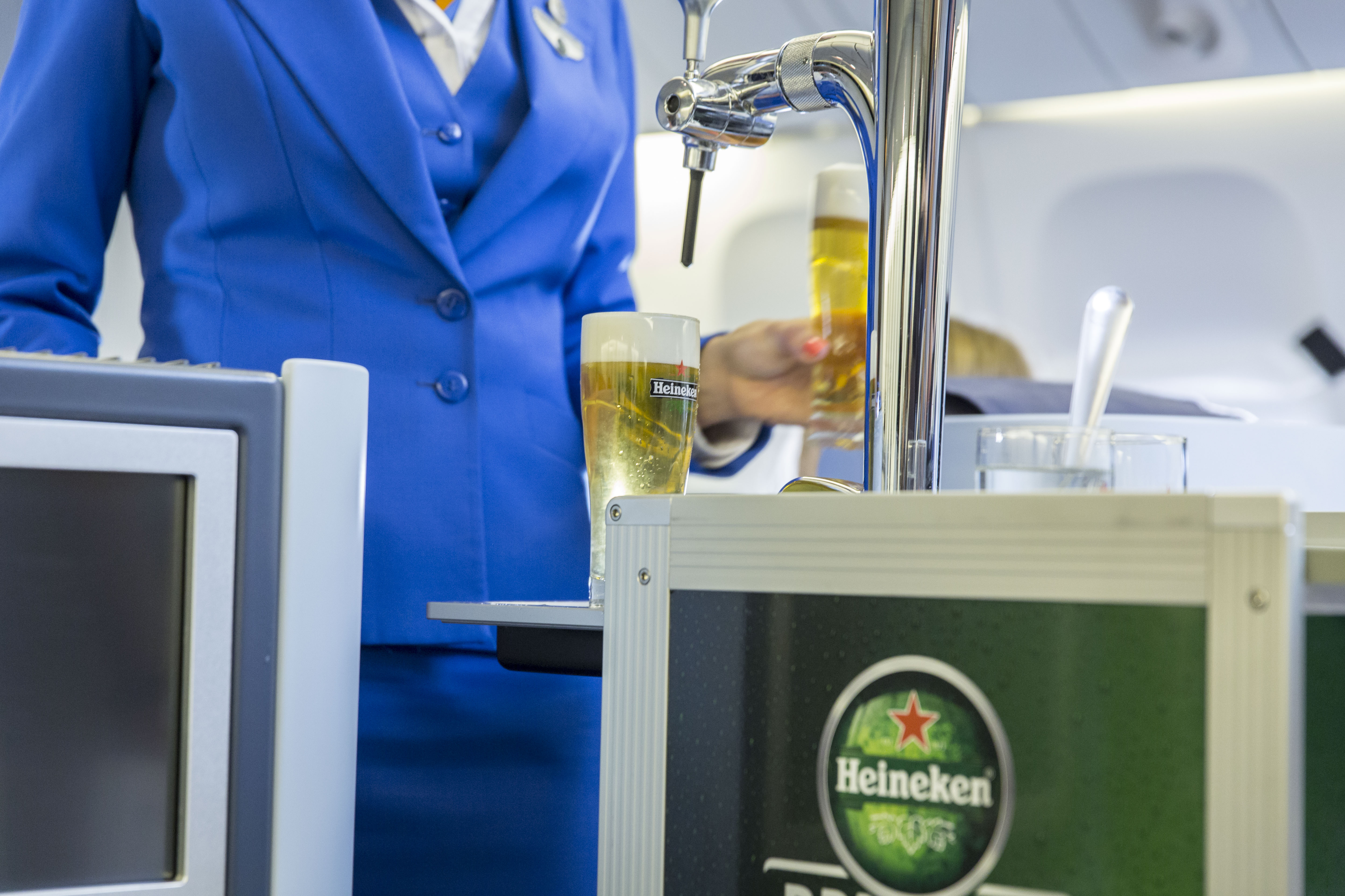KLM pours first draught Heineken beer on flight to Curaçao